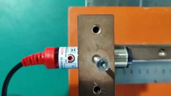 金属外壳光电,最远检测距离可达到50CM,检测距离可调。