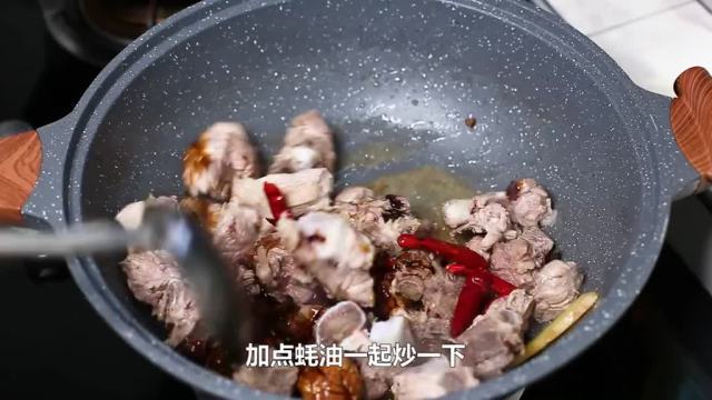 土豆和排骨这样烧,满屋肉香,入口酥烂...