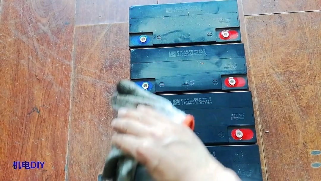 饿死的电动自行车电池直接并联充电测试