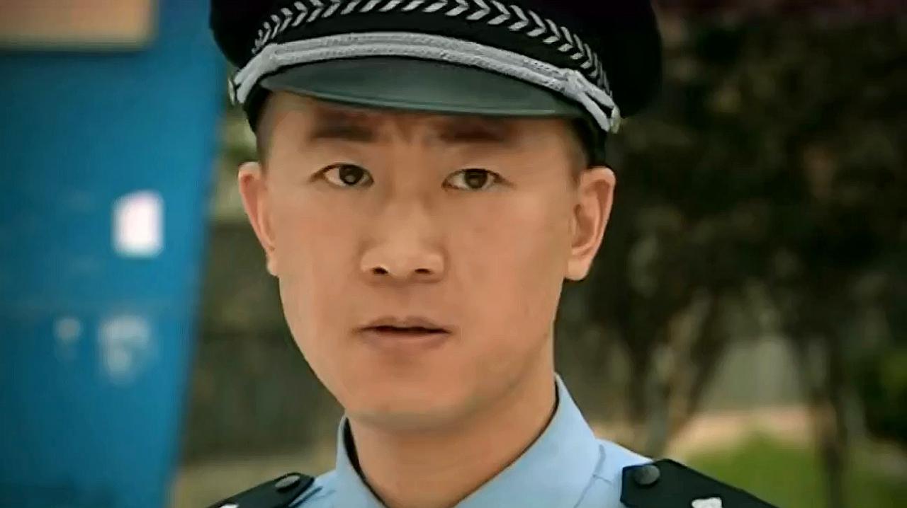 这司机学校路段超速,差点撞人还嚣张放狠话,男子一出就立马怂了