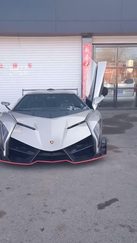 漂亮的中戏女神小姐姐开着林志颖有钱却买不到的神车兰博基尼毒药,...