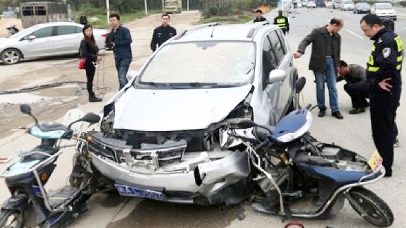 电动车被撞最惨的一次，直接被轿车碾压，交警：电动车全责