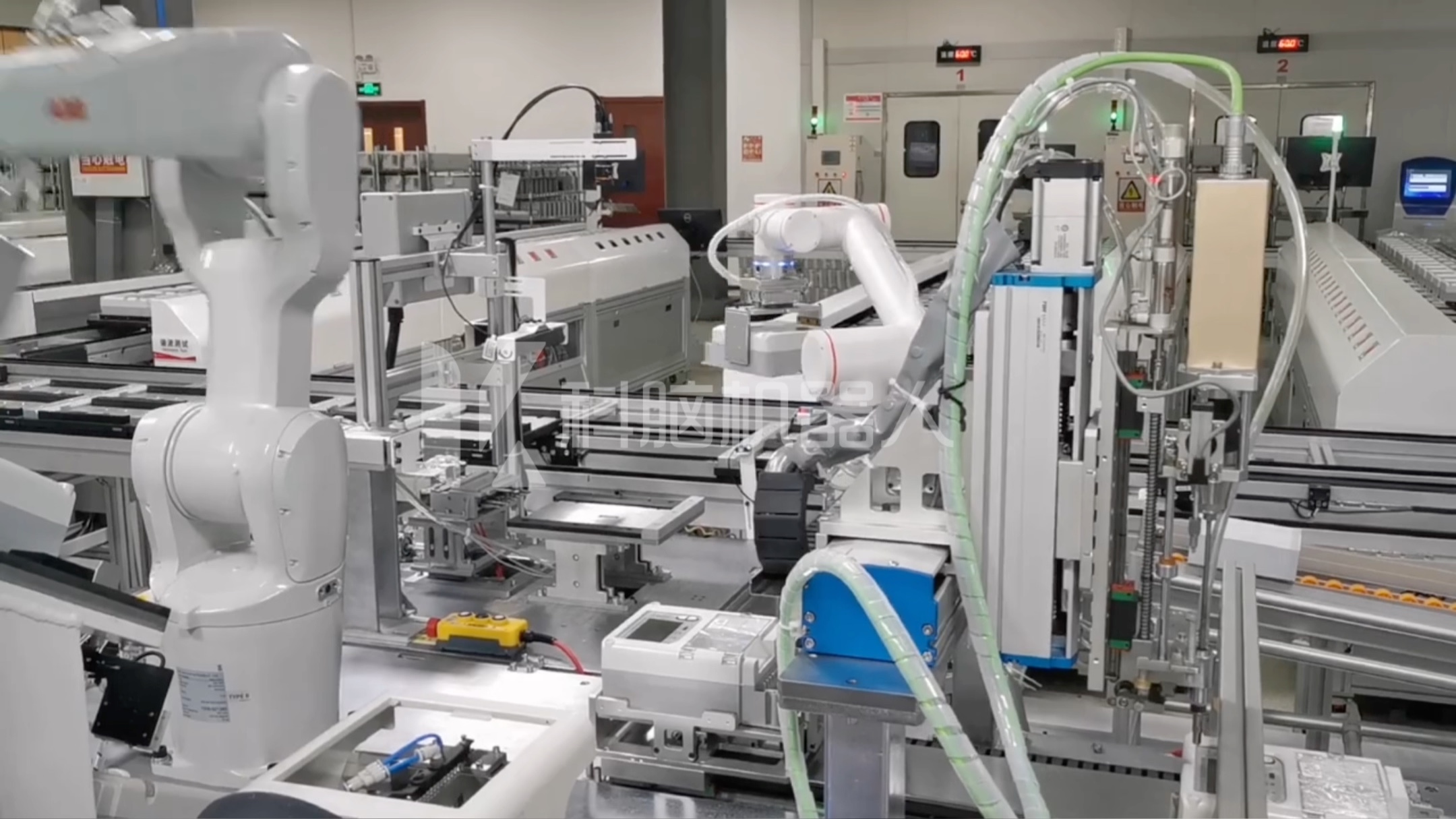 传统制造业工厂正快速转型为集数字化、自动化、智能化为一体的智能...