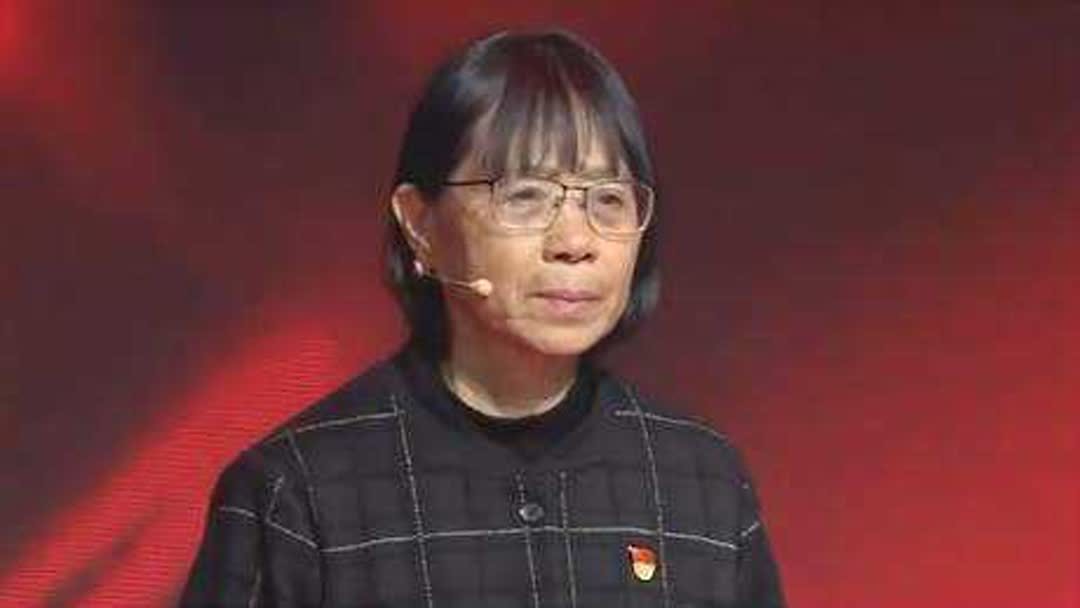 令人动容!感动中国现场张桂梅校长双手布满膏药