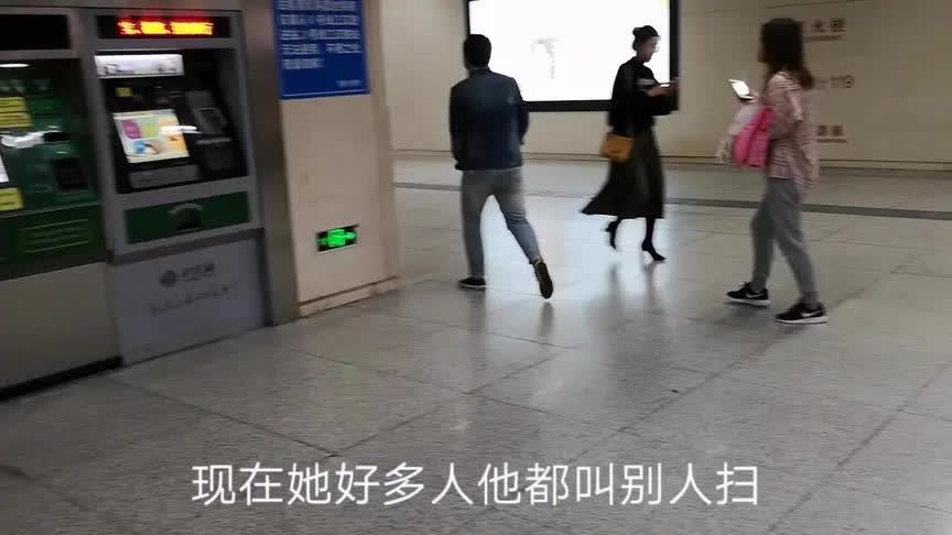 武汉地铁遇到扫码注册微信号的以为扫一次,结果她叫很多人扫