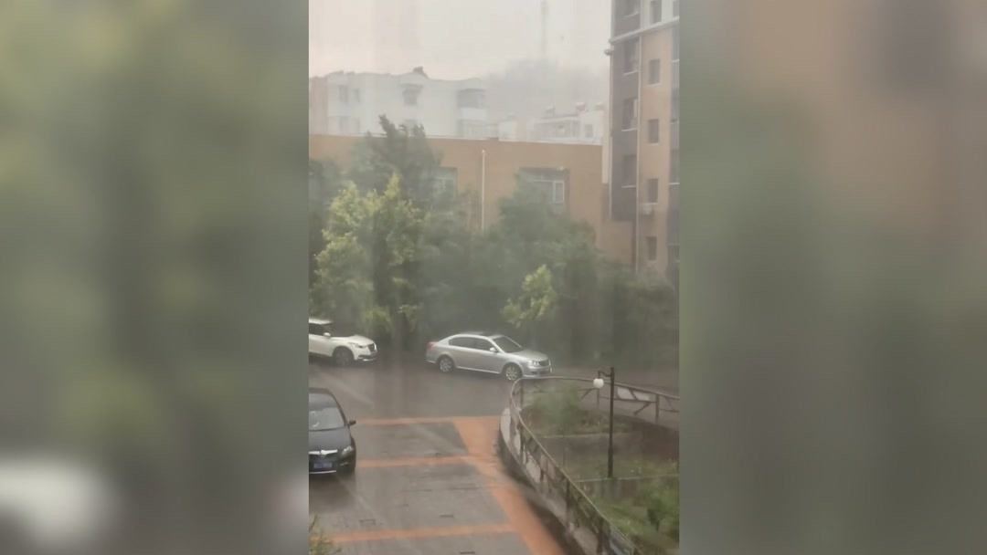 石家庄遭遇暴雨突袭 上午40度高温 下午大风冰雹轮番上阵