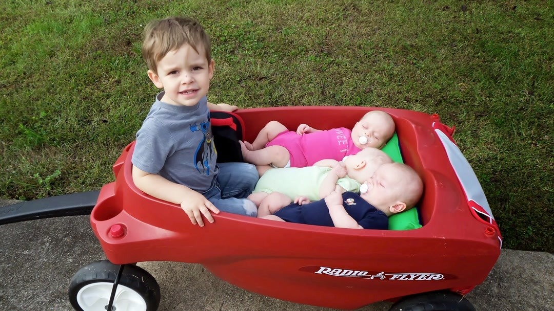 萌宝囧事 快来一起看小正太的三轮车动画 宝宝巴士 贝瓦儿歌