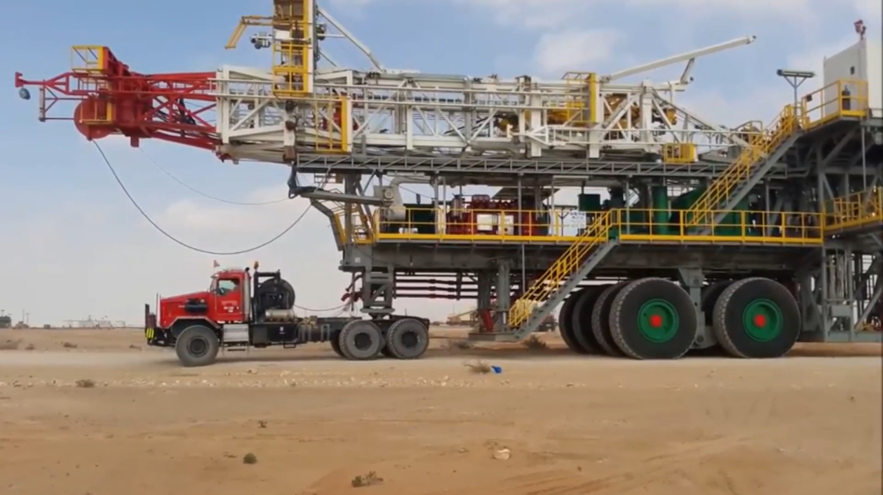 石油钻井设备运输,几辆车就把整个基地拖走,令人震惊!