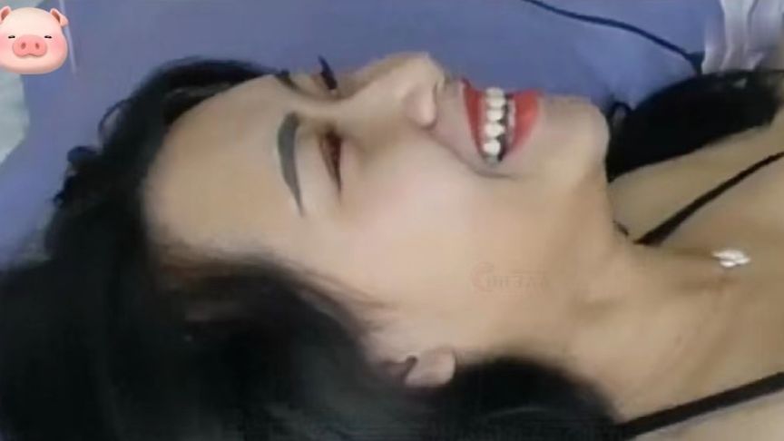 中国美女挠痒痒