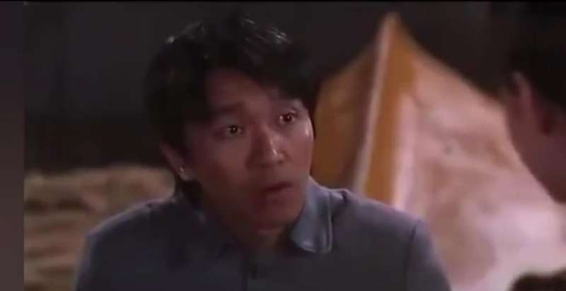 星爷教你擦润唇膏的正确姿势,好像还不是很均匀啊