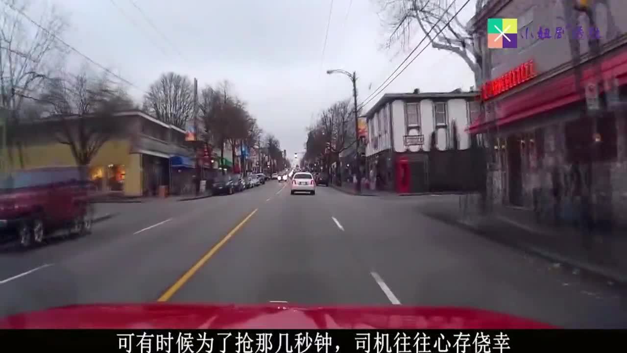 三轮车当街"骑"上小轿车,司机当场懵圈,监控拍下奇葩车祸瞬间