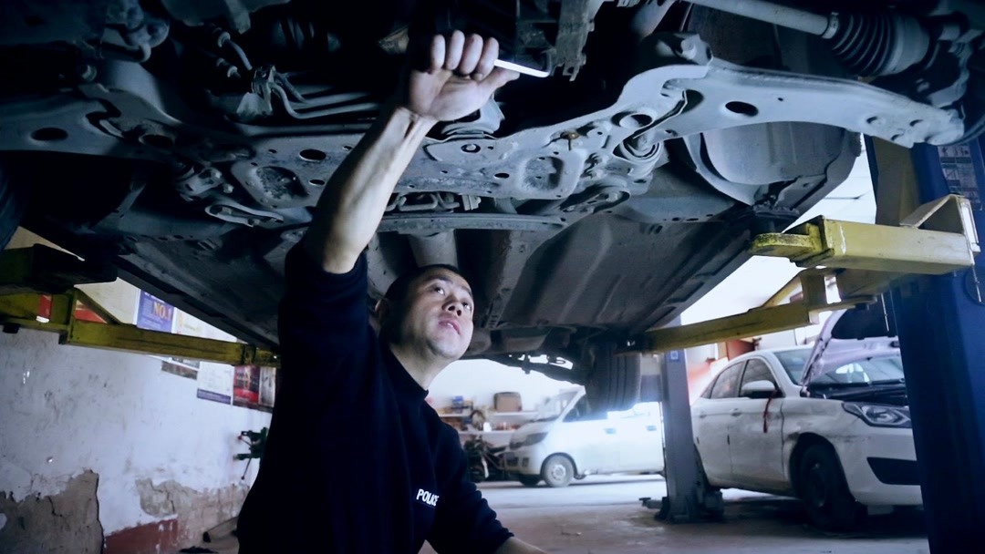 车子突然挂不上档了,判断是这个零件损坏了,我们拆开来看一下