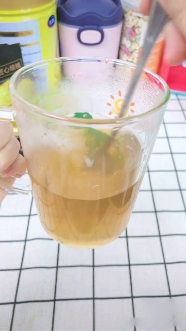 夏季也不能忽视养肺润肺,这个秋梨膏我家每天都会喝,一杯下肚很舒服