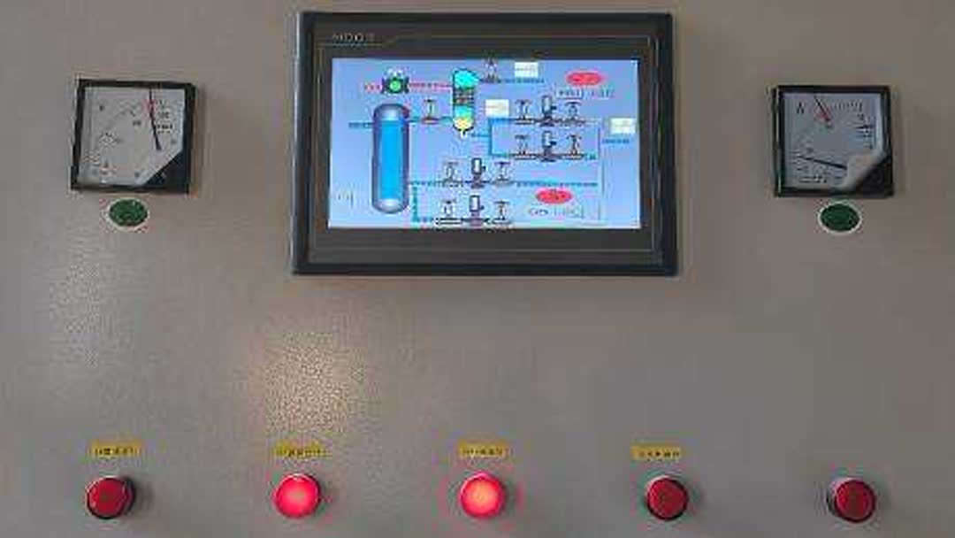 如何自己组装PLC控制换热系统?电工坚果带您看看运行周年的控制柜