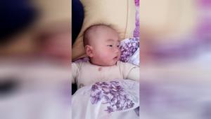 这小家伙 开始用手指头数数了 真是搞笑啊