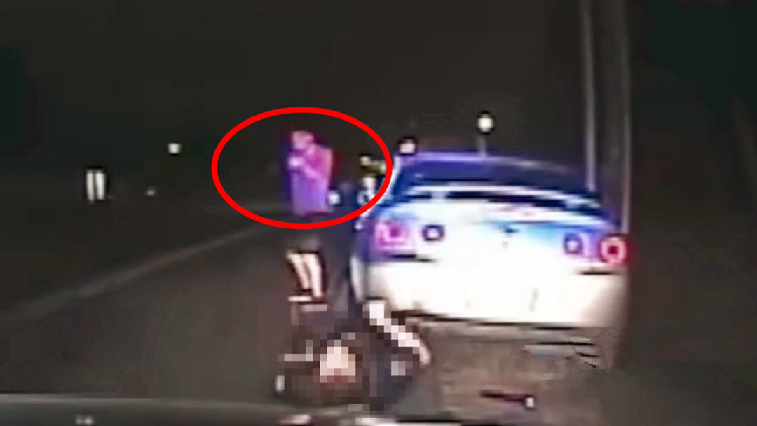 美国枪杀警察视频曝光!男子拒捕连开10枪 警察想拔枪都来不及!