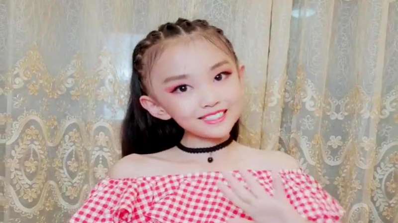 《答案》手势舞太火了，小美女表演的真到位，这身打扮美翻了