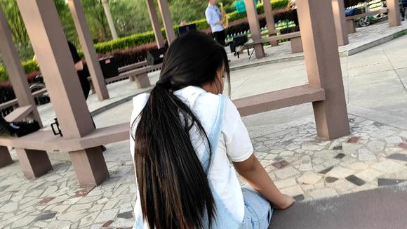 带着学生走进广场。