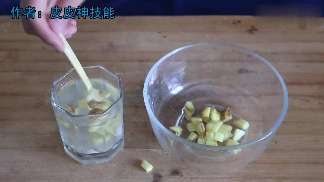 姑娘把食用碱倒生姜上,作用太厉害了,解决了很多家庭主妇的烦恼