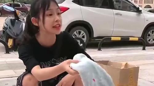 这就是中间商赚差价,摆地摊卖货遇高手