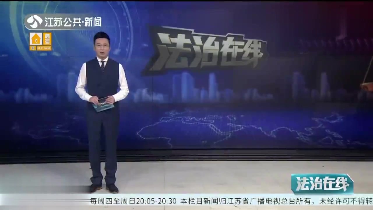 外卖骑手逆行闯红灯被撞,腾空360度后重重落地,佩戴头盔保住性命