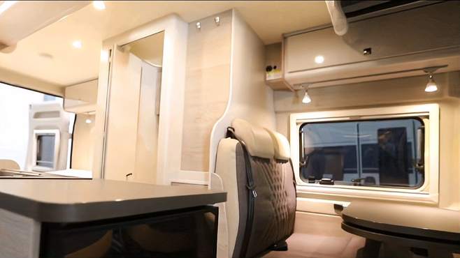 展会上的2022款升顶房车