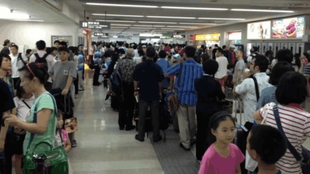 750名中国游客被困日本机场,中使馆凌晨救人!获救人员这样说