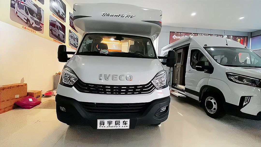 依维柯后置厨房后开门C型自动挡中额头房车