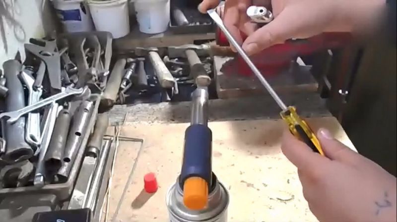 在螺丝刀顶端开个茬口有什么妙用,你们看看就知道