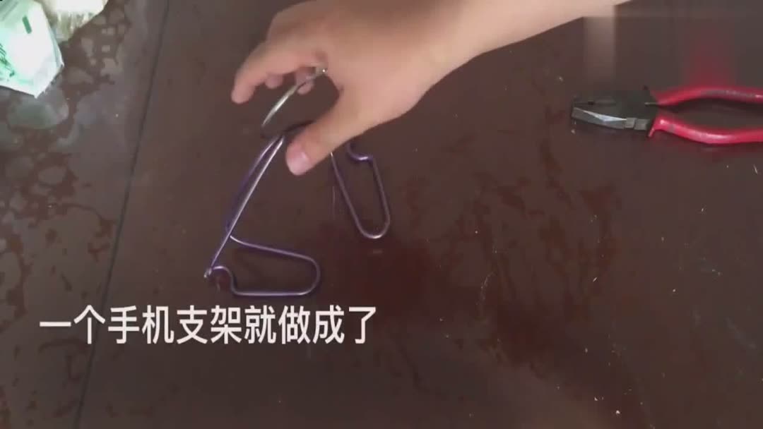 还买什么手机支架,晾衣架折几下就是行,想挂哪挂哪!