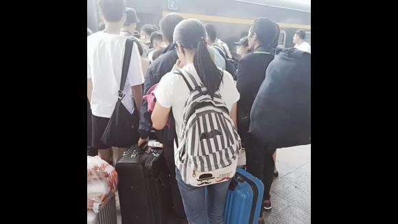 就在启程的时刻,让我为你们唱首歌,期待你们早日归来。