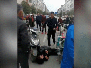 【广西】汉中2电动车相撞 男子当街拳打脚踢暴打女司机