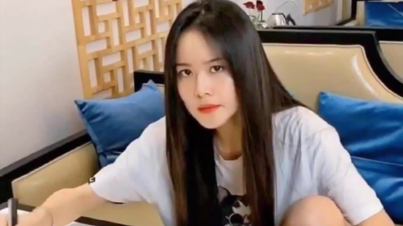 小伙让美女付钱,没想美女很豪横,我吃饭从来没有买过单