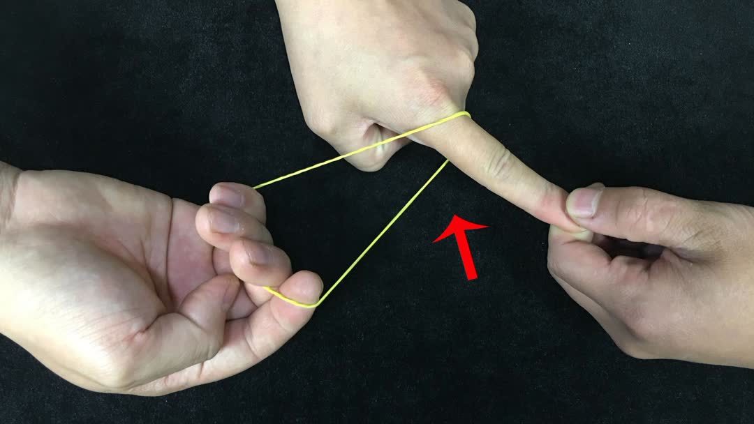 魔术揭秘:橡皮筋直接穿越手指,皮筋却完好无损?学会后骗朋友玩
