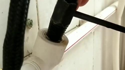 办法总比困难多,小工具轻松就把螺丝取出来,真是太实用了!