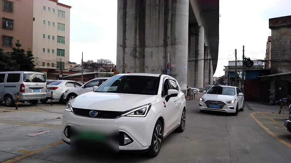 小伙找老乡20万买辆二手国产电动车,现在新车指导价才14万,血亏