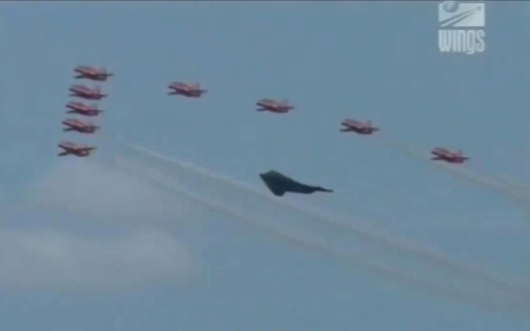 F-117与“红箭”飞行表演队一起表演