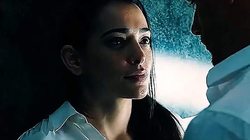 保安美女被困在电梯内,出去后急忙删除监控录像,到底发生了什么