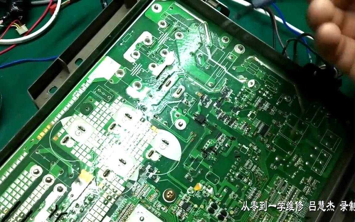 这应该是被雷击的空调电路板吧!有保护的板子故障不大,简单修复