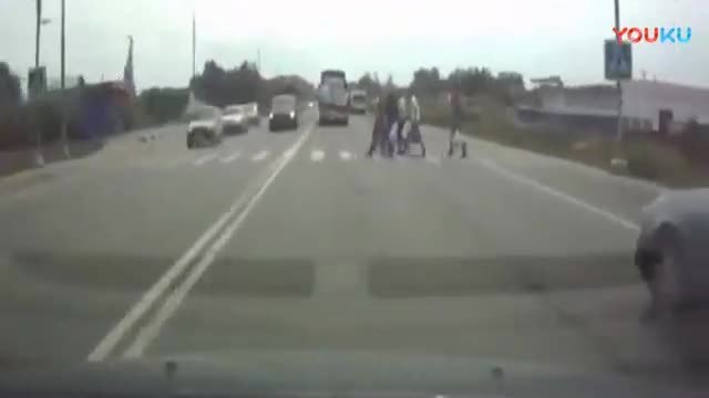 国外5个男子一起过马路,大货车失控翻车撞过来,直接团灭!
