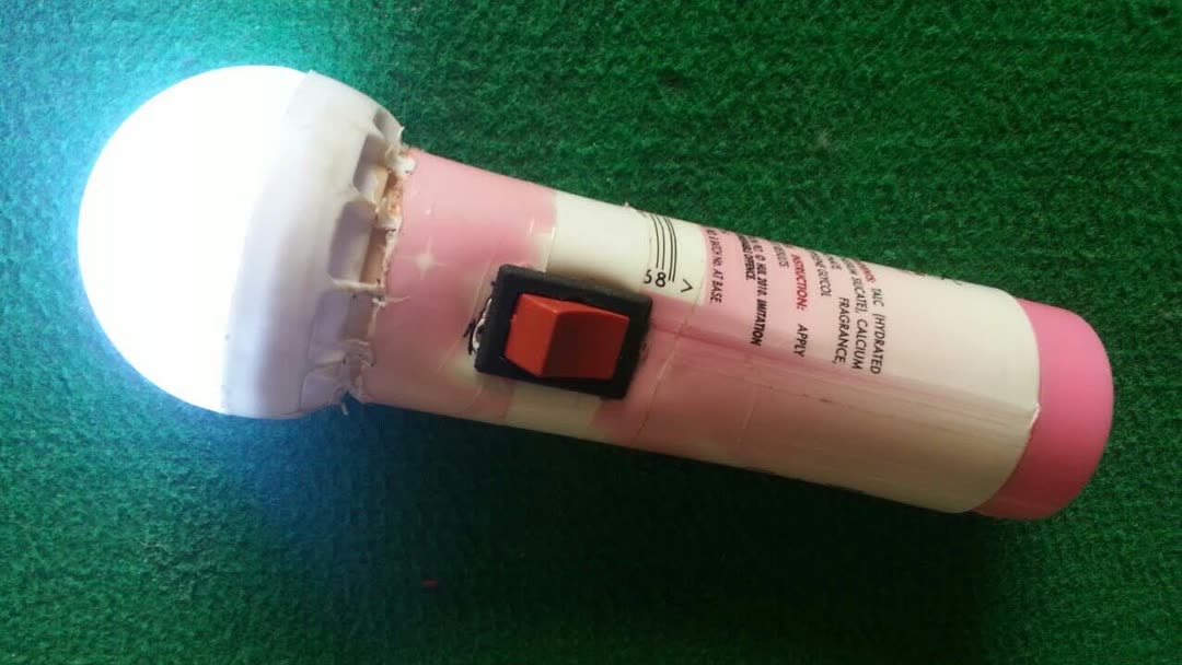 DIY:把LED灯泡改造成一个实用可再充电的手电筒!