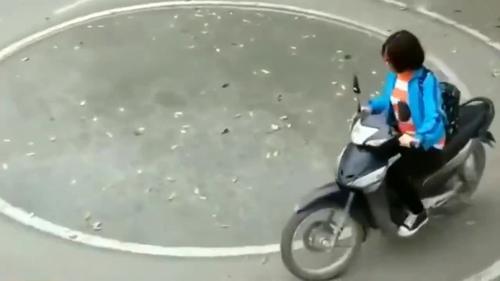 摩托车驾照考试现场,你能保证你一次过吗?来看看吧