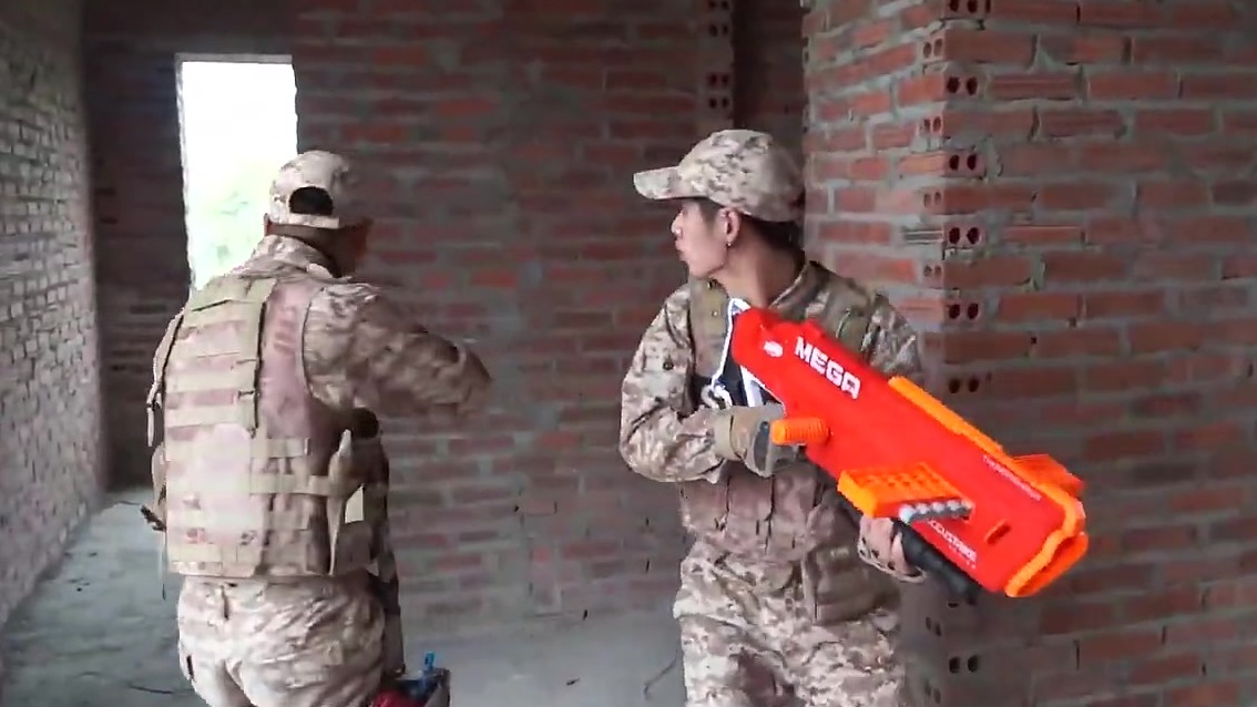 搞笑CS枪战 青铜挑战老司机,房区照样秒