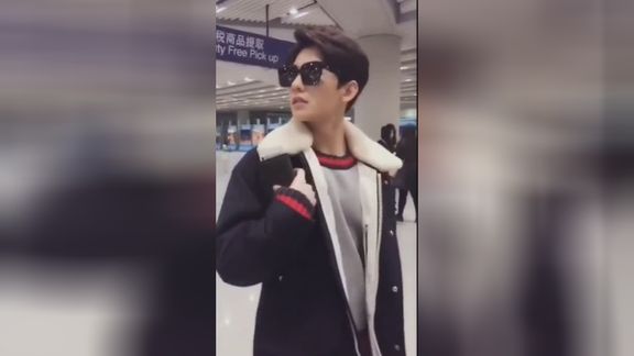杨洋现身机场,和粉丝开心混动,笑容甜炸了,我爱豆最帅