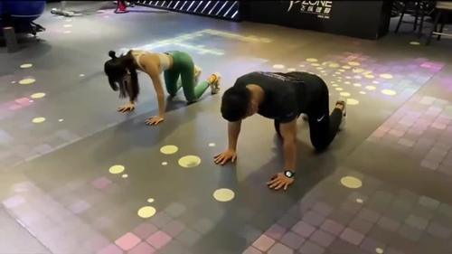 现在都流行模仿动物锻炼,这操作看的我眼花缭乱