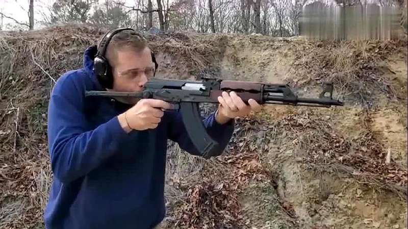 AKM突击步枪,靶场射击测试,噪音太大,佩戴耳麦是有必要的