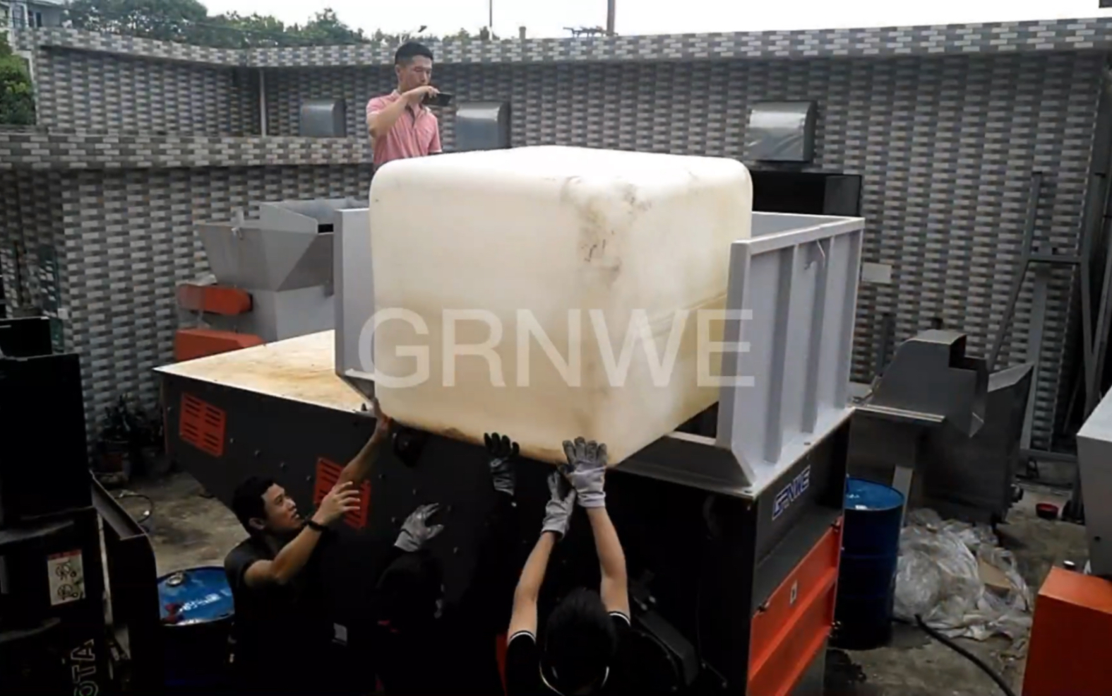 塑料吨桶破碎清洗设备,避光桶回收清洗生产线