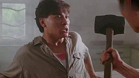 在进屋之前,在屋外的水管上放了一把枪