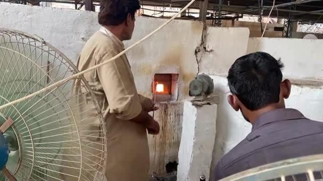 巴基斯坦玻璃厂,工人制作玻璃瓶过程,长见识了!