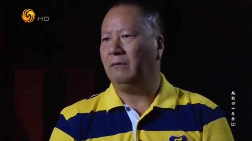 对越自卫反击战后,老兵含着眼泪把战友的尸体抬回祖国